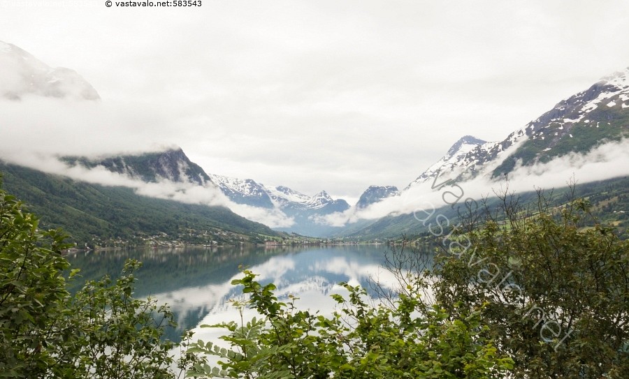 Kuva: Vuonon varrella - Loen kylä Stryn kunta vuoret vuoristo tunturi ...