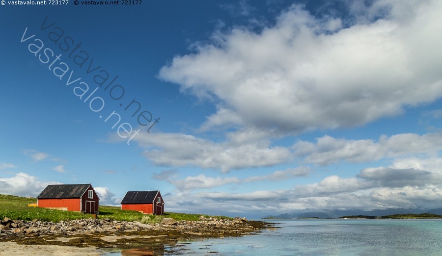 Kuva: Kalamajat vuonon rannalla - Lofootit Lofoottien niemimaa Norja ...