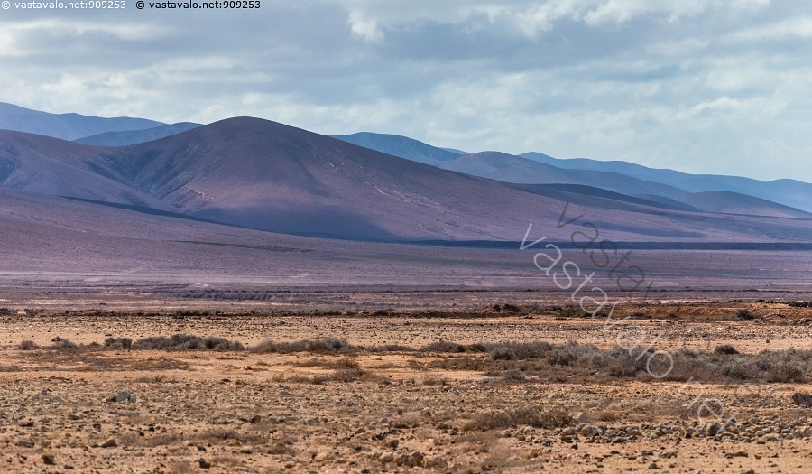 Kuva: Kaukaiset vuoret - vuoret vuoristo aavikko autiomaa sora-aavikko ...