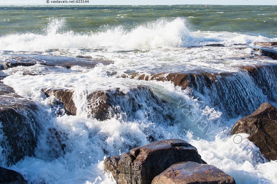 Kuva: Meri vaahtoaa - meri Itämeri Selkämeri ranta rantakallio kallio ...