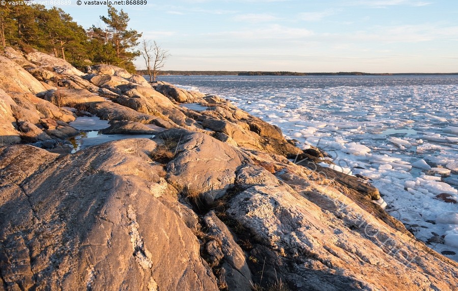 Kuva: Ilta-aurinko kallioilla - kallio rantakallio kalliot meri jää ...