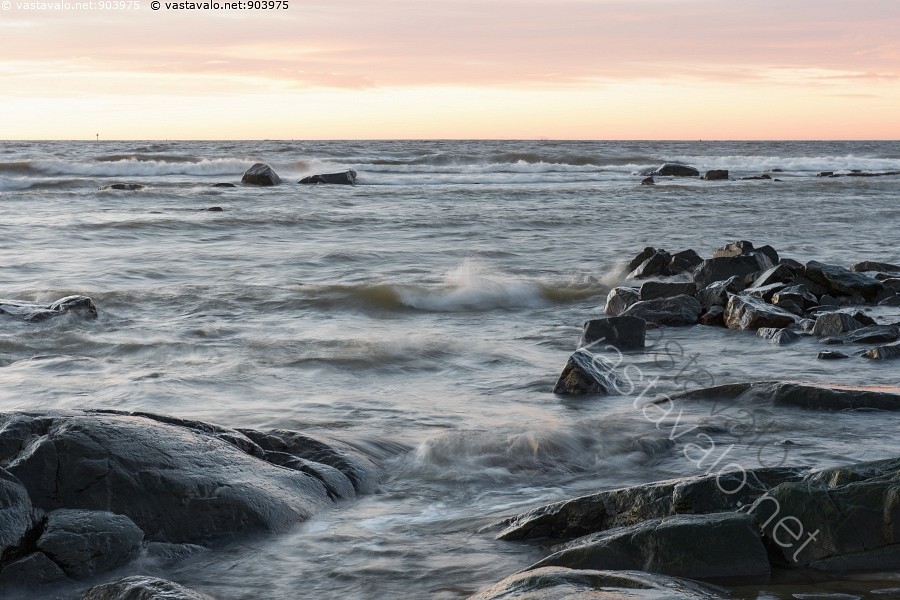 Kuva: Joulukuista merenkäyntiä - meri ranta auringonlasku kivi kivet ...