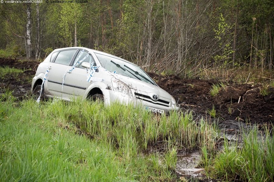 Kuva: Ojaanajo - auto henkilöauto Toyota harmaa ojassa oja ojaanajo ...