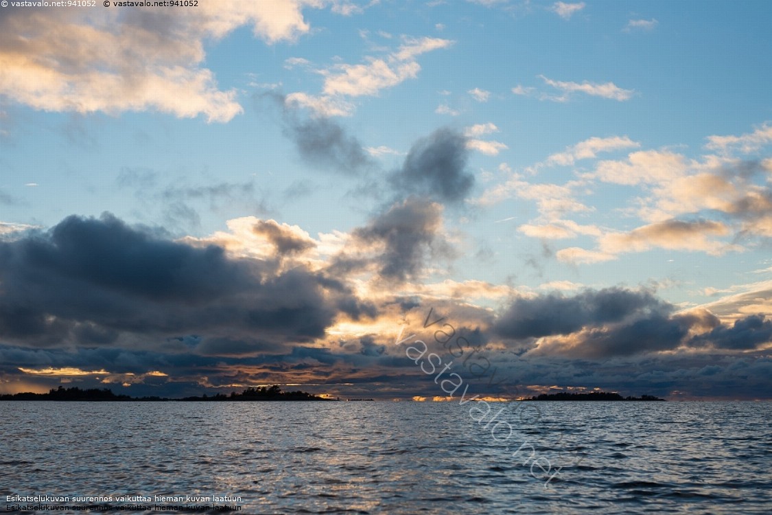 Kuva: Auringonlaskun aikaan - tyyni meri Itämeri Selkämeri ...
