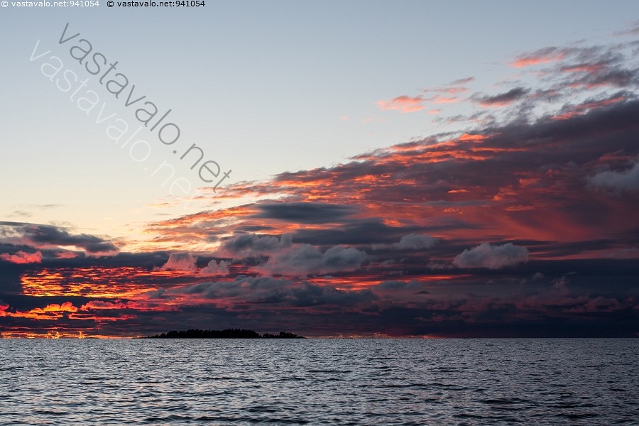 Kuva: Auringonlaskun hehkua - tyyni meri Itämeri Selkämeri auringonlasku punerrus punainen ...