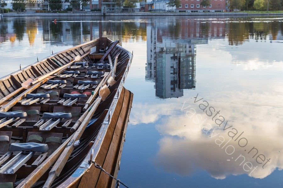 Kuva: Kirkkovene - vene kirkkovene soutupaikat penkit vastaranta ...
