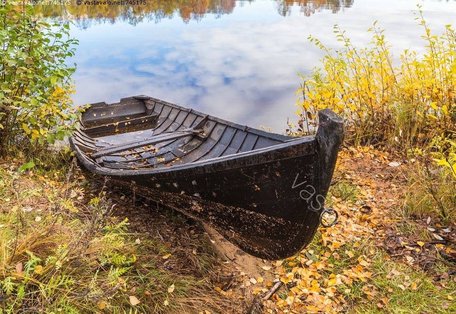 Kuva: Vene rannalla - puinen vene puuvene ranta vesi jokisuisto ...