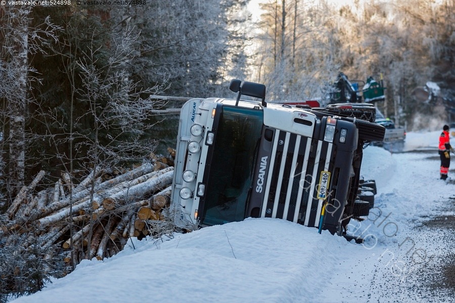 Kuva: Rekka kyljellään ojassa - rekka kuorma-auto koivukuitu kuorma ...