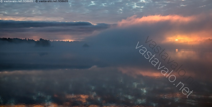 Kuva: Aurinko nousee Pielisjoella - aamu aurinko auringon nousu usva ...
