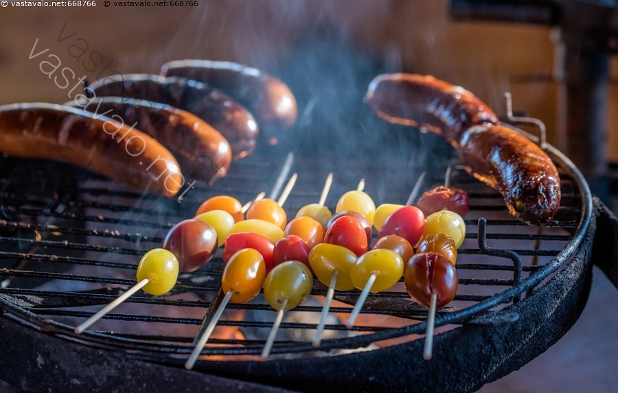 Kuva: Värikästä grilliruokaa - grilli grillata avotuli savu liekki ...