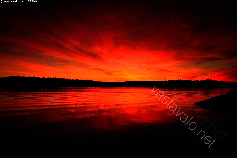 Kuva: Punainen auringonlasku - auringonlasku ilta aurinko meri tyyni punainen värikäs taivas ...