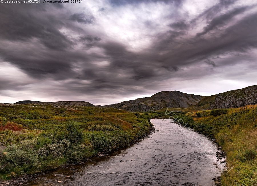 Kuva: Myrskyn jälkeen - maisema joki tunturi Norja synkkä taivaanranta ...