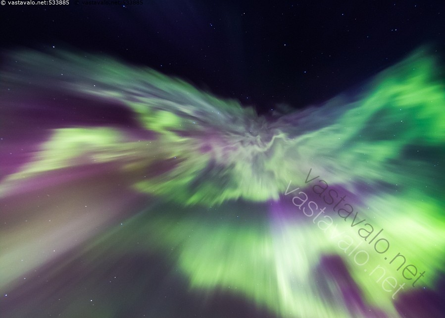 Kuva: Revontulikorona - revontulet värikäs vihreä violetti taivaantulet ...