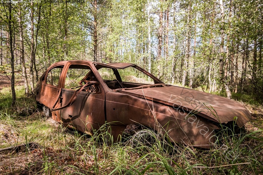 Kuva: Metsään hylätty - romu autonromu auto vanha ruosteinen ruoste ...