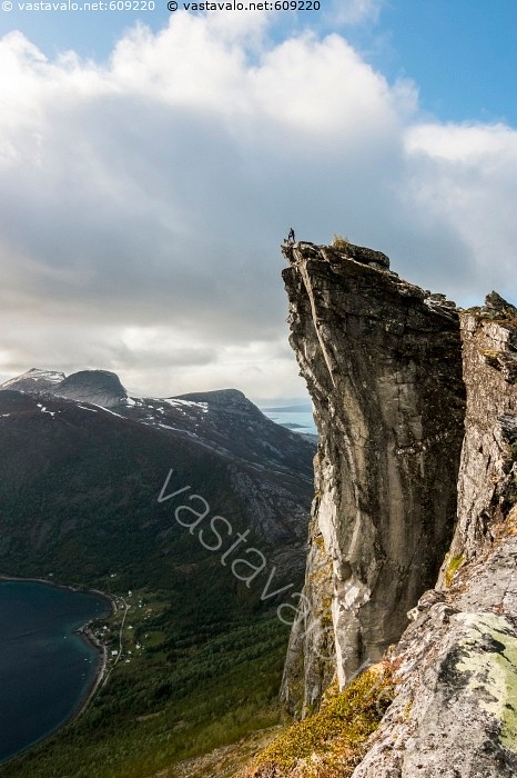 Kuva: Kielekkeellä - kieleke jyrkänne vuori vuoristo kallio jylhä ...
