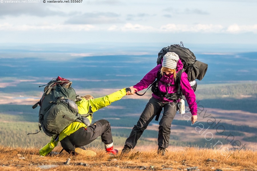 Kuva: Kaveria ei jätetä - vaeltaja vaeltajat nuori nuoret naiset nainen ...