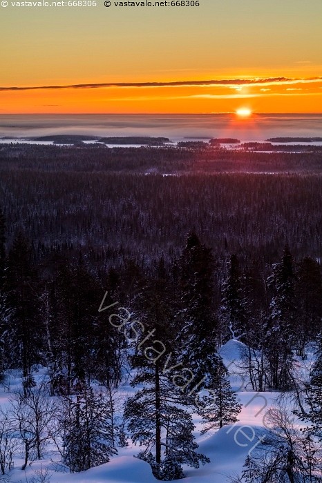 Kuva: Auringon ensisäteet - aurinko nousee nouseva auringonnousu ...