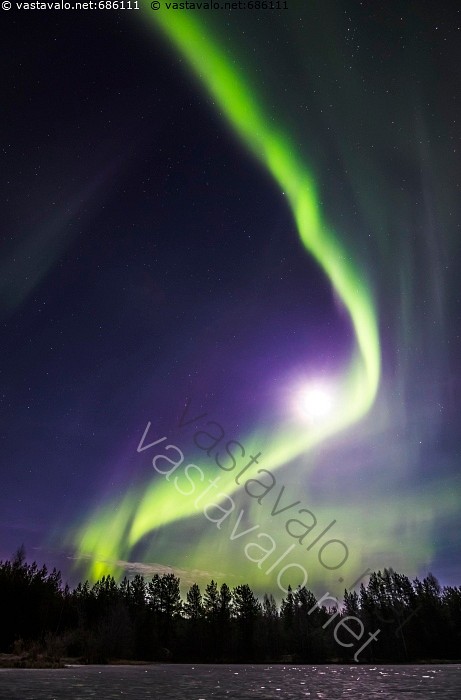 Kuva: Revontulijuova ja kuu - revontulet revontuli yö tähdet ...