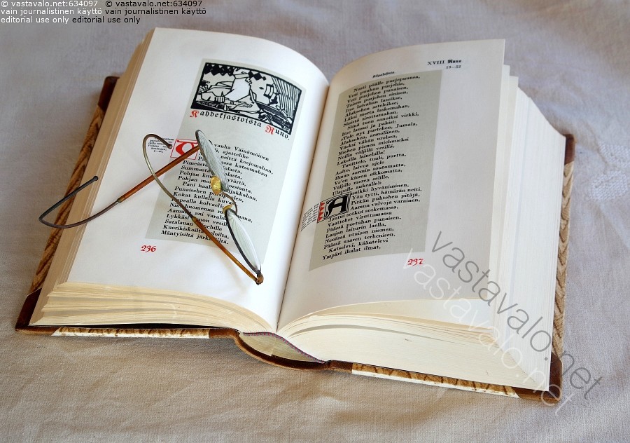 Kuva: Lukemista - vanha kirja Kalevala kansalliseepos runo runokirja ...