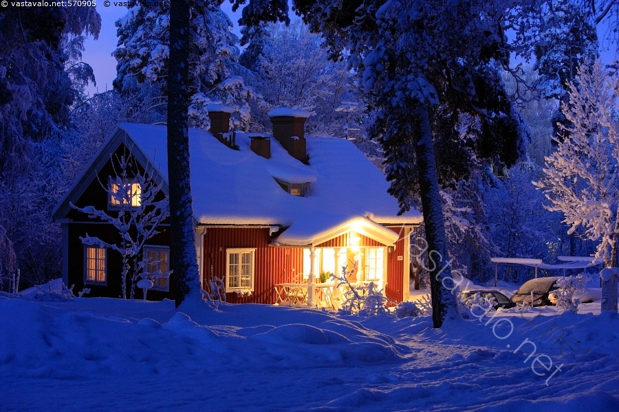 Kuva: Talo - talo lumi hämärä talvi ulkovalo koti rakennus autot piha ...
