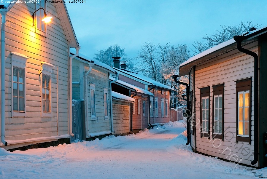 Kuva: Katu - katu puutalo talo rakennus asunto lumi talvi hämärä ikkuna ...