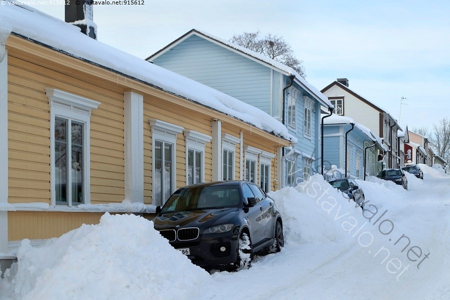 Kuva: Pysäköintiongelma - parkkipaikka puutalo talo seinä lumi talvi ...
