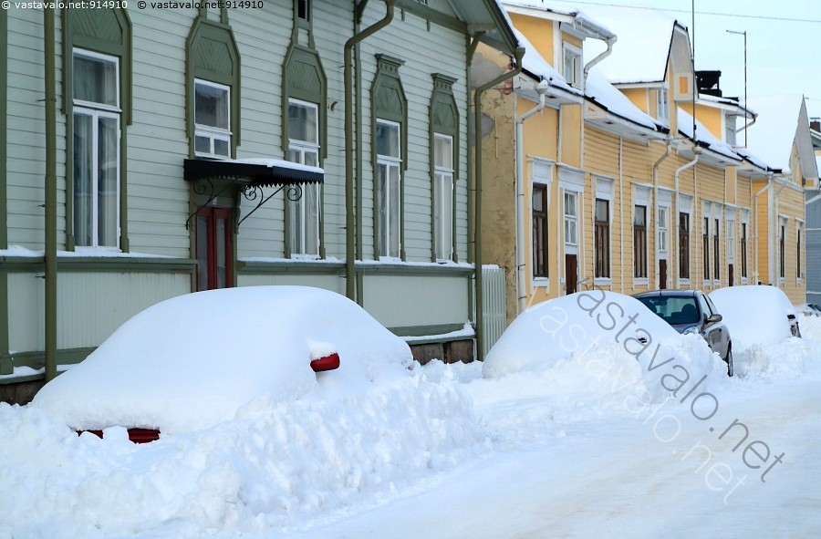 Kuva: Runsasluminen talvi - lumi hautautunut auto puutalo seinä ikkuna ...