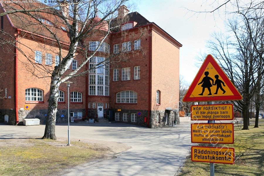 Kuva: Koulu - koulu koulurakennus rakennus liikennemerkki piha puu ...