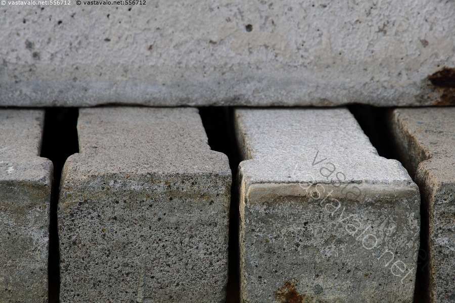 Kuva: Betonipalkit - betonipalkit kuluneet päädyt karhea ruoste välit ...
