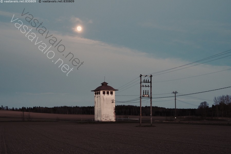 Kuva: Yö saapuu - muuntamo muuntaja sähkölinja sähköjohto pelto ...