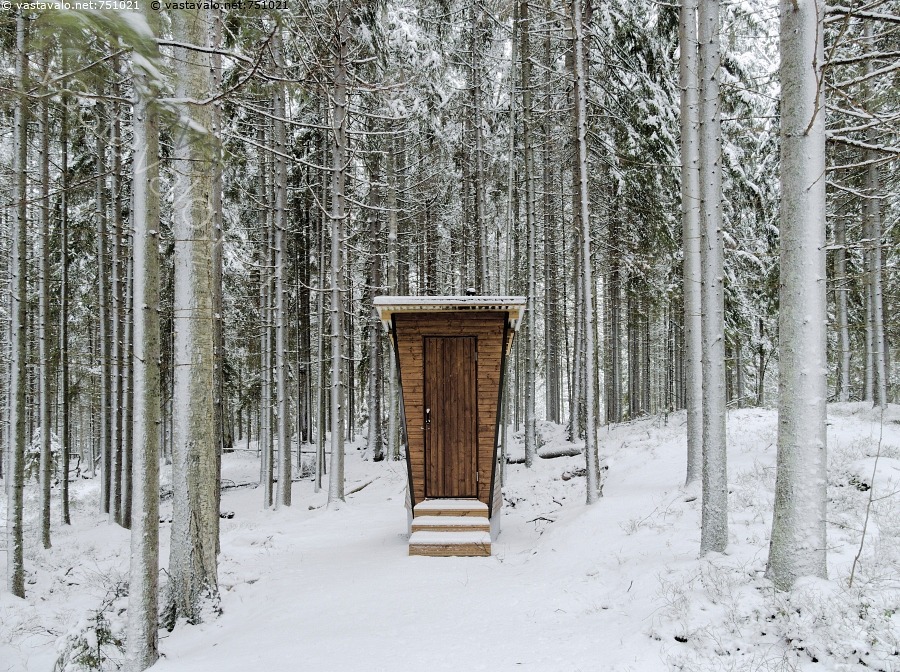 Kuva: Puucee - kuivakäymälä vessa ulkovessa kompostikäymälä talvi metsä ...