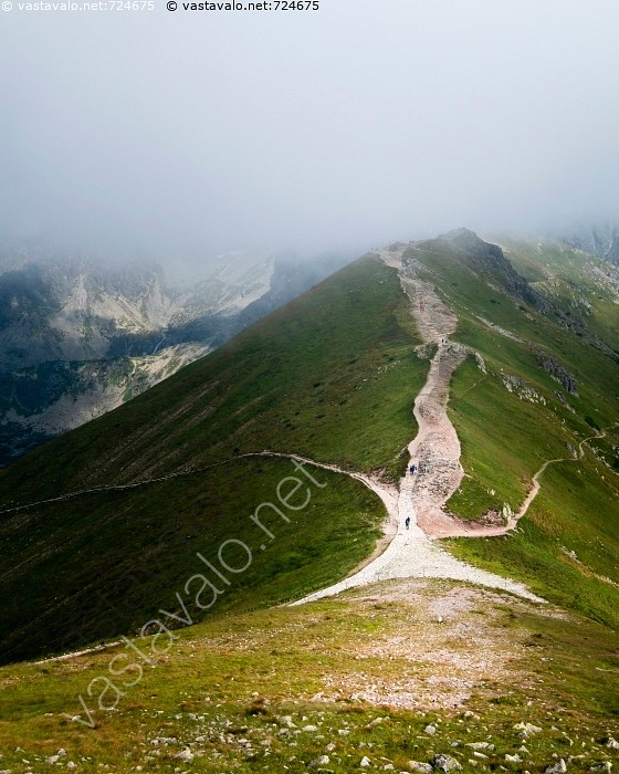 Kuva: Sumuiset vuoret - vuori vuorimaisema vuorella maisema polku ...
