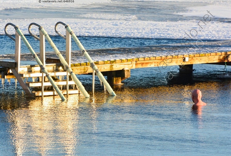 Kuva: Avantouimari - talvi avanto avantouinti kylmä jää järvi järvenjää ...