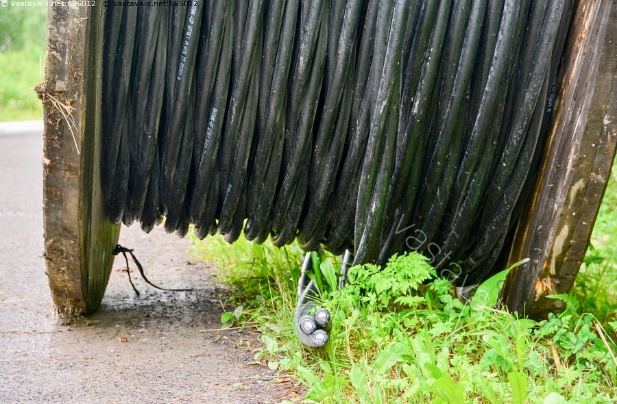 Kuva: Kaapelikela ja kaapelin pää - kaapeli kela kaapelikela iso suuri ...