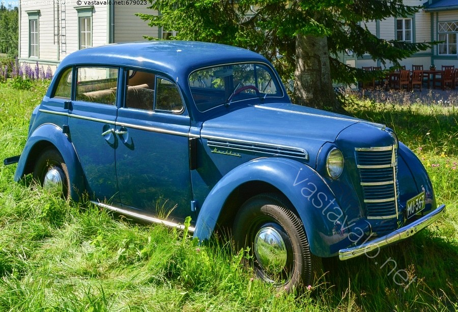 Kuva: Vanha Mosse ruohikolla - auto vanha sininen henkilöauto kesä ...