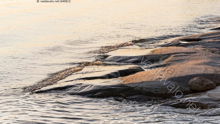 Kuva: Ranta-aallot - Kasnäs aalto aallot auringon heijastus aurinkoinen ...