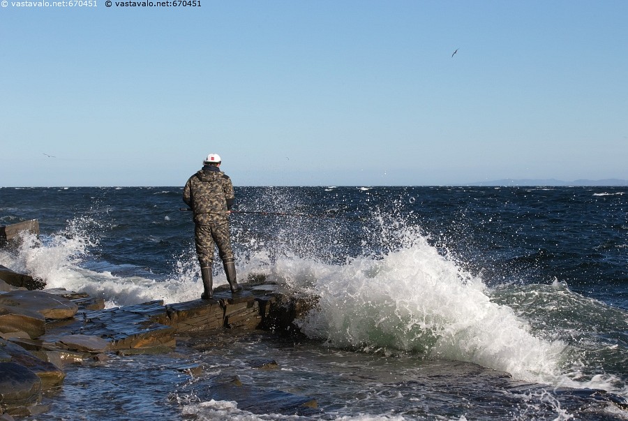 Kuva: Kalastaja myrskyssä - kalastaja myrskyssä myrsky kovatuuli tuuli ...