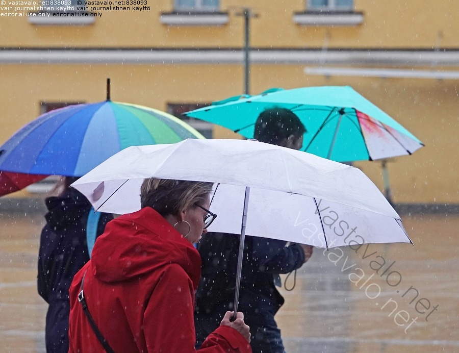 Kuva: Sateella - sää sade vesisade sadesää sadepäivä märkä värikäs ...