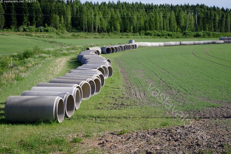Kuva: Ojanpoistotyömaa maalaismaisemassa - betoniputki betoninen suuri ...