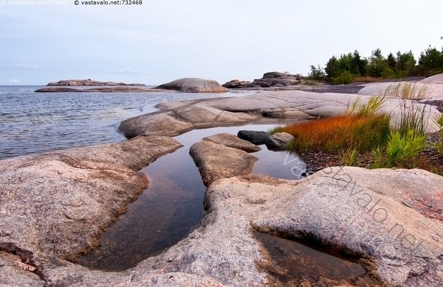 Kuva: Juussaaren rantaa - autio rantakallio meri vesilammikko ...
