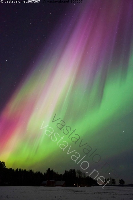 Kuva: Revontulet peltomaiseman yllä - revontulet revontuli Aurora ...
