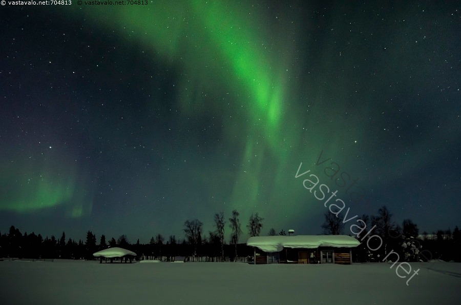 Kuva: Hiljainen pihapiiri taivaan alla - revontulet Aurora Borealis ...
