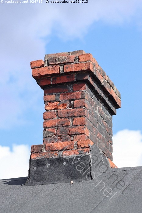 Kuva: Rapistunut savupiippu - savupiippu piippu tiilet tiili punatiili ...