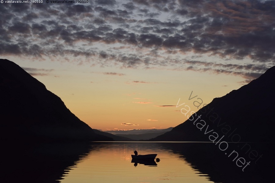 Kuva: Auringonlasku vuonolla - ilta elokuu auringonlasku vuoret vuono ...