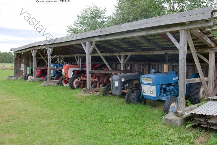 Kuva: Traktorit suojassa - vanha vanhat traktorit traktori konesuoja ...