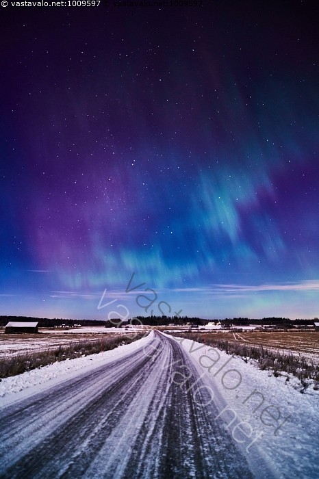 Kuva: Revontulet - revontulet vihreä violetti pelto peltoaukea tie ...