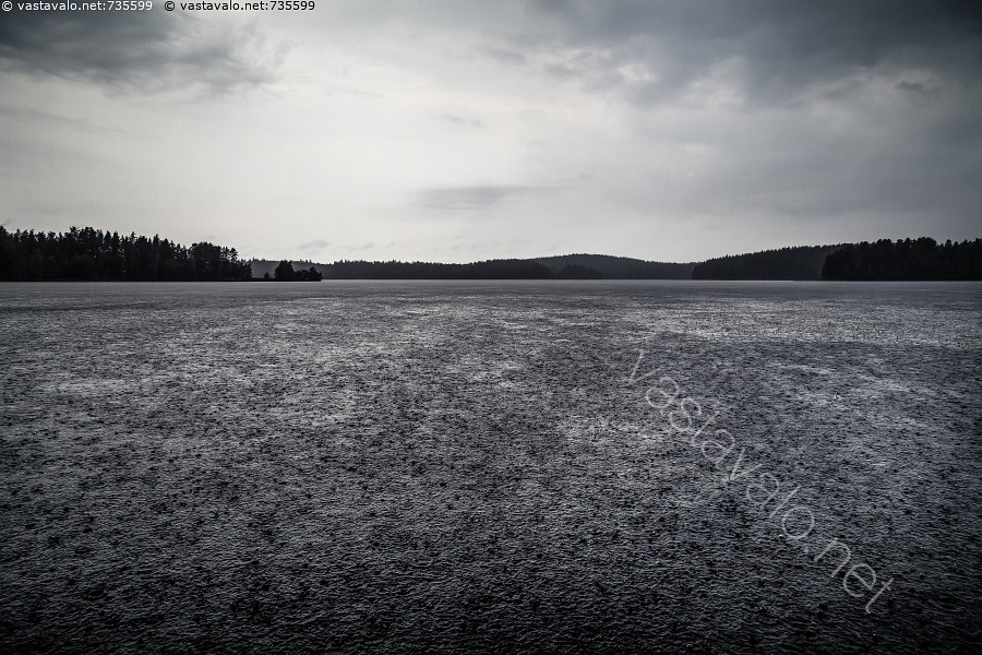 Kuva: Sade - sade sataa rankkasade synkkä sää järvi vesisade sadepilvi ...