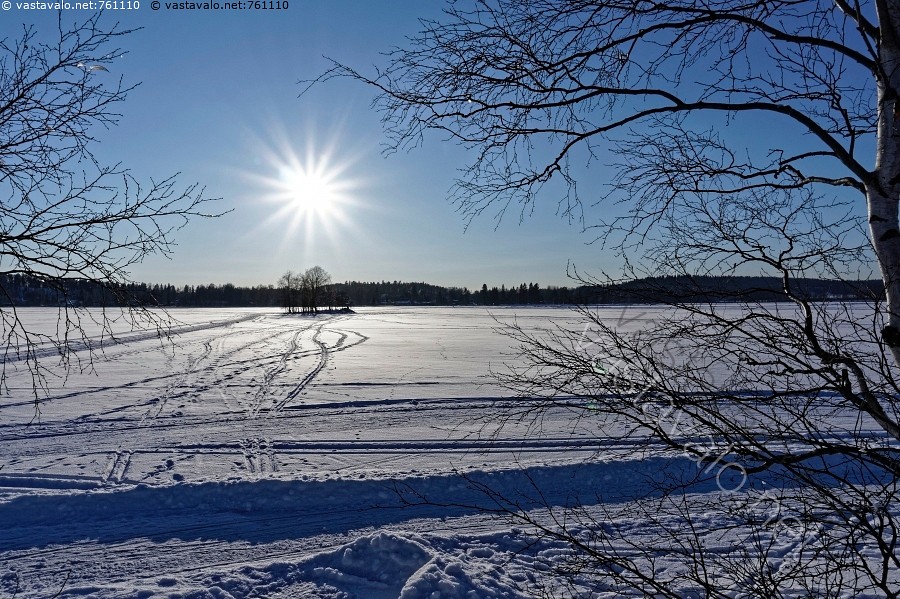 Kuva: Talvinen järvimaisema - järvi saari saaret polku jäljet aurinko ...