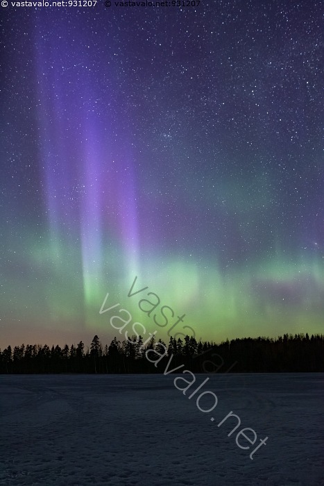 Kuva: Revontulet järven yllä - Aurora borealis revontulet revontuli ...