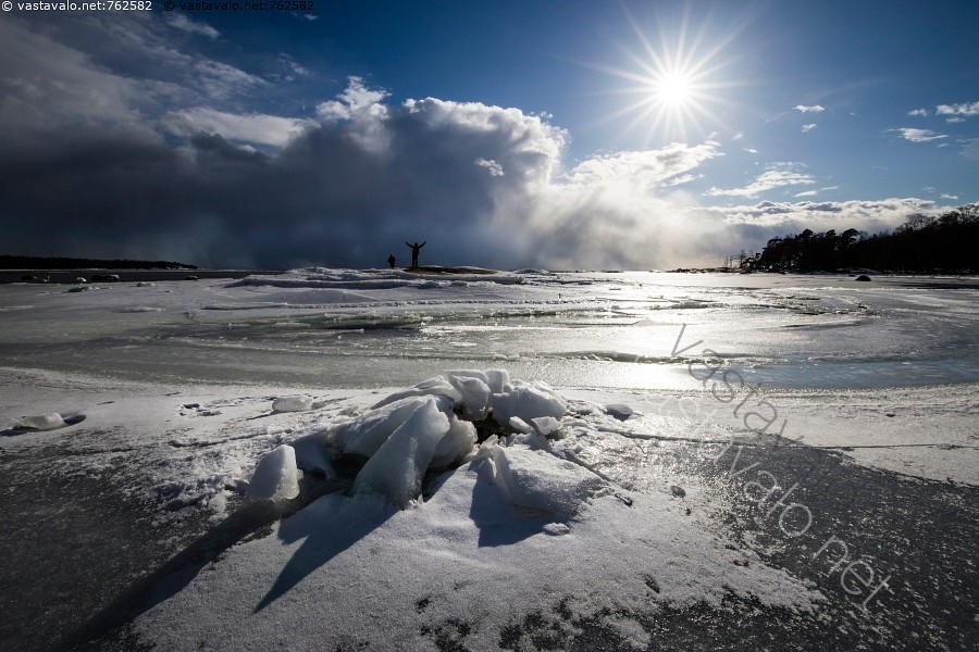 Kuva: Jäätä ja aurinkoa - talvi kevät aurinko jää lumi ihminen meri ...